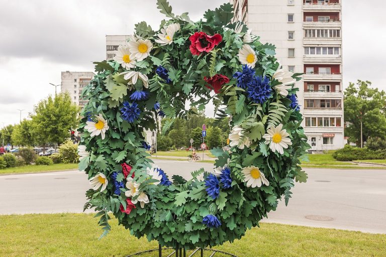 Pilsēta gatavojas Līgo svētkiem; izvietoti dekori “Vainagi ...